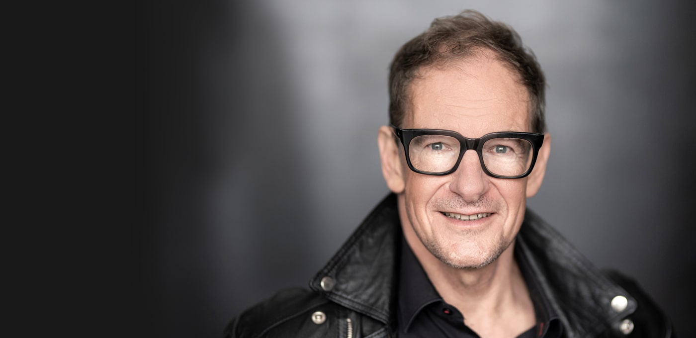 KONTAKT & BUCHUNG – Chin Meyer